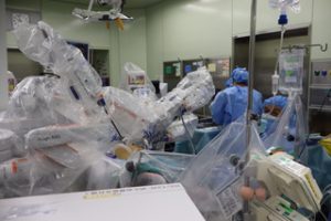 【四国初】メドトロニック社製、手術支援ロボット 「HugoTM RAS（ヒューゴ手術支援ロボット）システム」による ロボット支援下大腸癌切除 ...